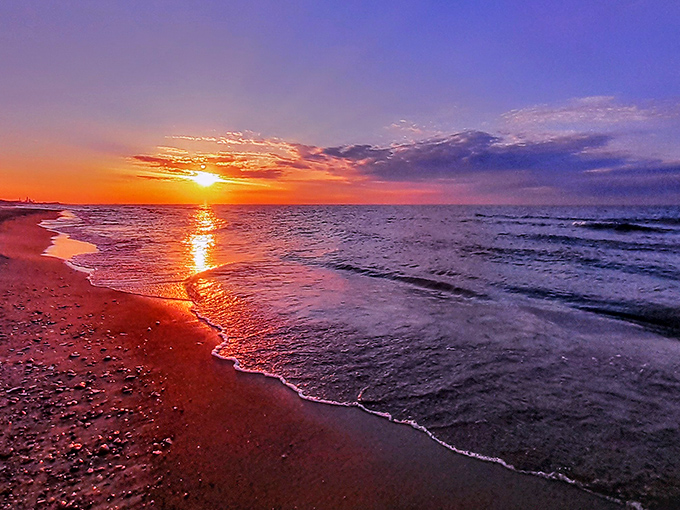 Mother Nature showing off her painting skills at sunset&mdash;turning Lake Michigan into liquid gold that even Midas would envy.