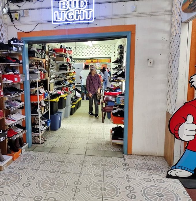 Inside the market's permanent shops, you'll find everything from vintage collectibles to brand-new merchandise. The thrill of discovery lurks around every corner.