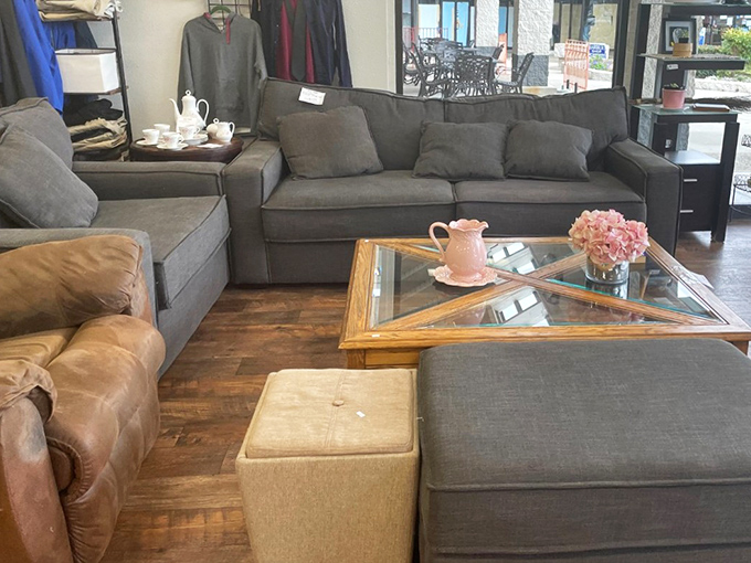 Living room goals! This furniture arrangement could be straight out of a catalog, minus the heart-stopping price tag.