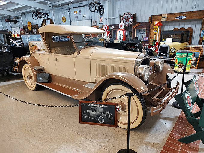 This elegant vintage roadster looks ready to cruise down Main Street circa 1930-something.