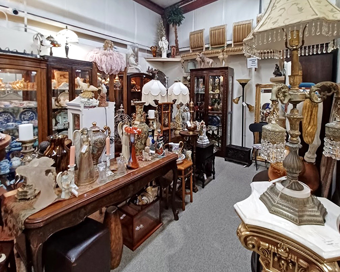 This rustic booth channels pure Americana with its "General Store" aesthetic. Grandma's kitchen never looked so appealingly collectible!