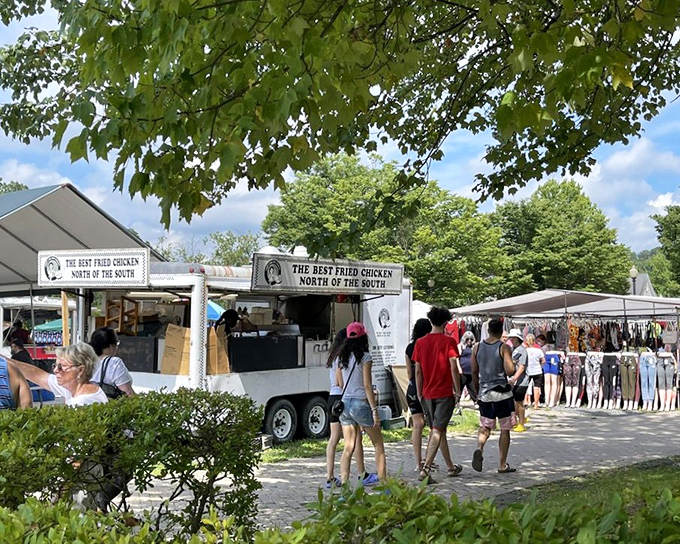 The Best Fried Chicken North of the South food truck draws hungry shoppers like bargain-seeking moths to a deliciously crispy flame.