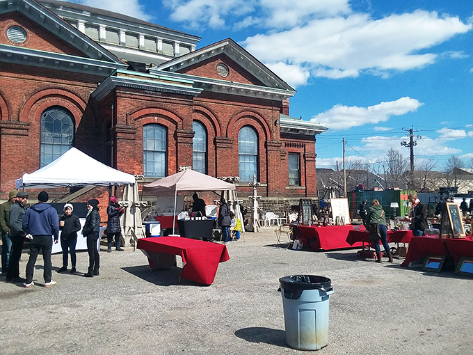 Market days transform the grounds into a festival of finds. Like a treasure hunt where everyone leaves with gold.