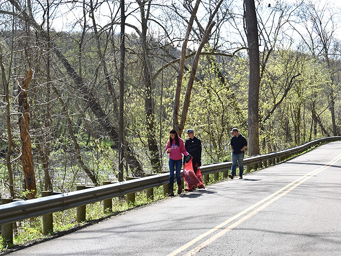 Even the roadside becomes a destination when the view is this good. These travelers know the secret: sometimes the best moments happen when you simply pull over.