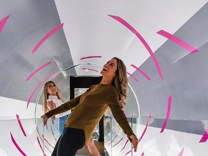 The tunnel of infinite reflections creates a dizzying path that makes you feel like you're walking through a kaleidoscope of your own making.