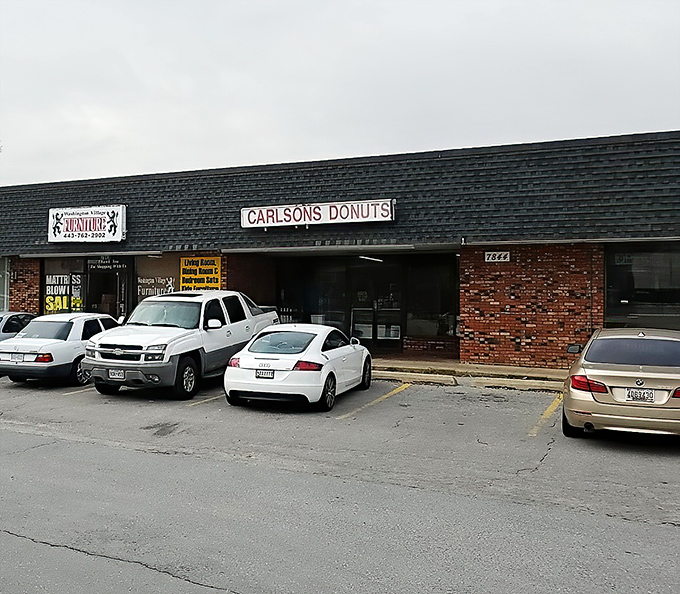 No-frills brick exterior, no-nonsense sign &ndash; this is where donut traditionalists find their happy place, free from trendy distractions.