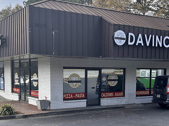 Classic American pizzeria vibes radiate from DaVinci's like a warm hug from your favorite Italian grandmother's kitchen.