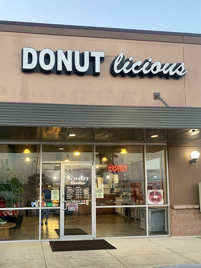Donut Licious keeps it simple outside, letting their extraordinary donuts do all the talking.
