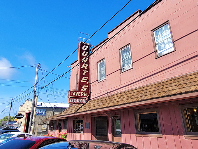 This weathered tavern looks like it's been serving comfort food since cowboys roamed these rolling California hills.