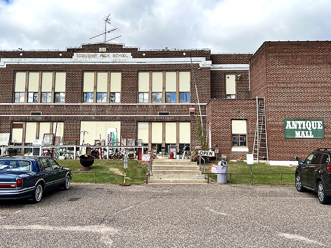 School's in session for treasure hunters! This former high school now educates visitors on the fine art of vintage finds.