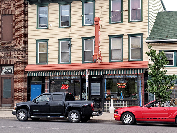 Jimmy's Quick Lunch has that classic small-town charm that Norman Rockwell would have painted if he'd been more focused on excellent hot dogs.