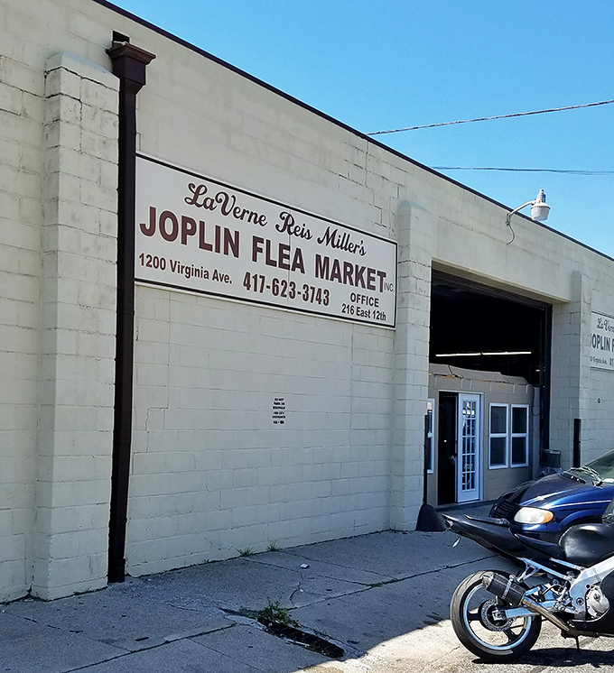 This straightforward warehouse approach means more space for vendors and more discoveries for shoppers like you.