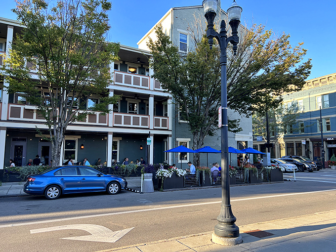 Downtown Cincinnati's historic buildings make the perfect backdrop for Losanti's modern take on the classic steakhouse. Urban dining at its finest.