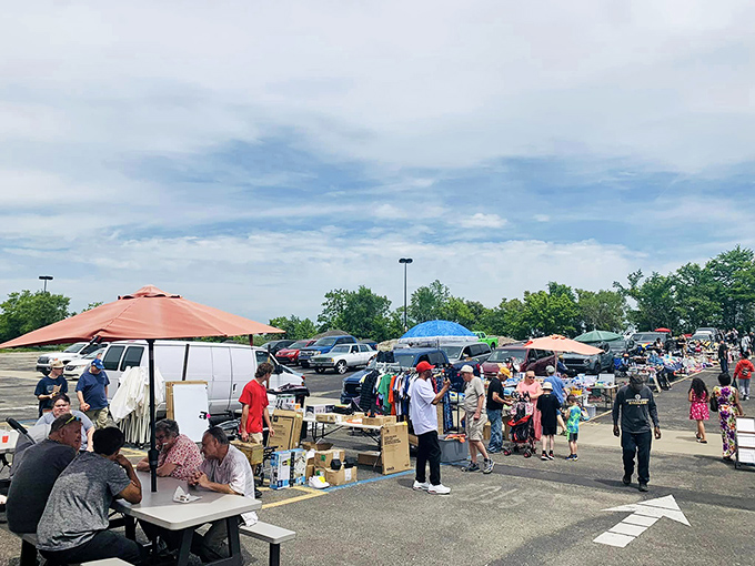 Rossi's parking lot market stretches endlessly, like a suburban Field of Dreams for bargain hunters.