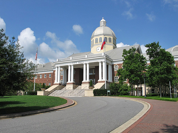 Roswell's City Hall dome gleams like the top of a wedding cake! Southern governmental grandeur with a side of "Gone With The Wind" elegance.