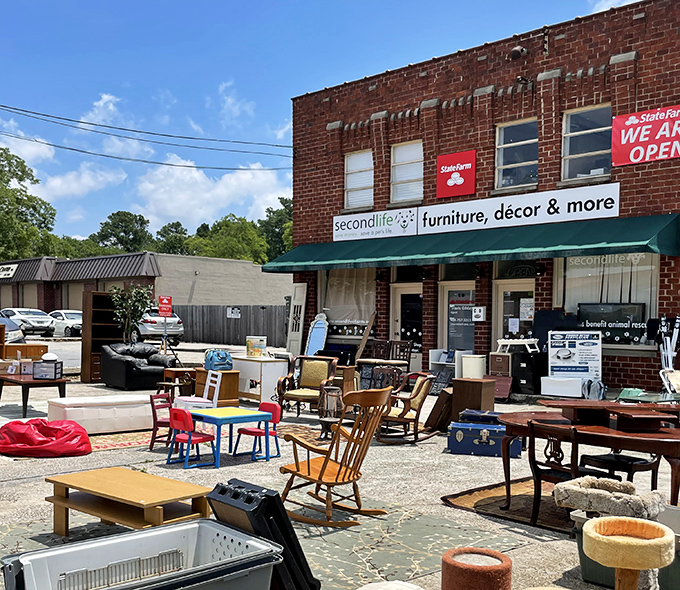 Second Life's outdoor furniture display turns the parking lot into an open-air showroom of possibilities. 