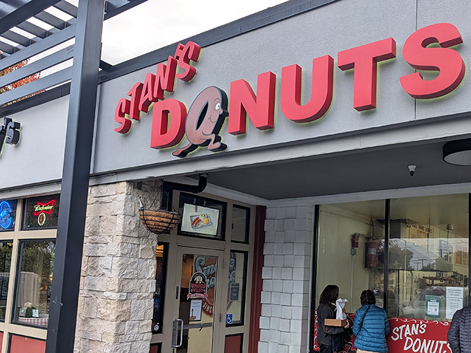 Stan's red letters cut through Santa Clara's bustle like a dinner bell calling all donut lovers home.