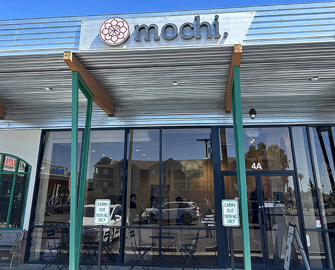 Mochidot's sleek modern design hints at the innovative treats waiting inside those glass doors. 