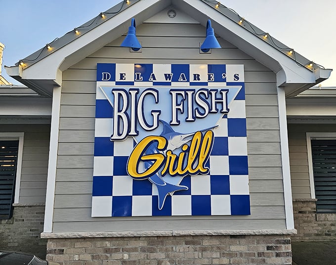 Like a lighthouse beacon for hungry seafood lovers, this colorful facade guides you home.