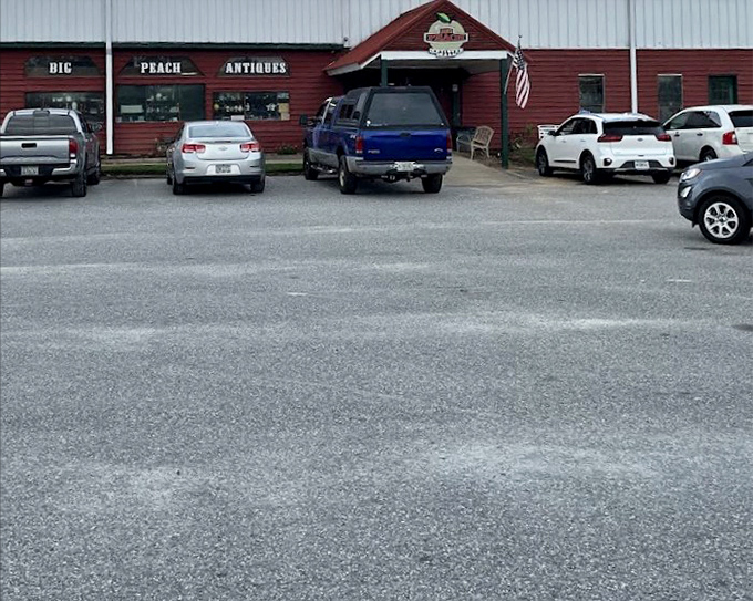 The spacious parking lot hints at the crowds of happy treasure hunters who regularly flock to this vintage paradise.