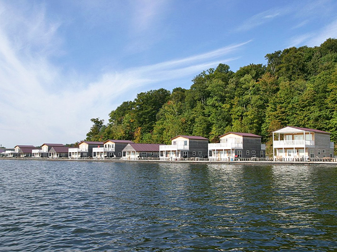 Waterfront homes at Green River Lake near Campbellsville provide peaceful living with nature's beauty as your daily entertainment&mdash;free of charge.