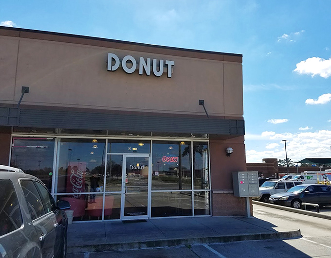The no-frills storefront of Donut Licious is like that quiet friend who turns out to be the life of the party.