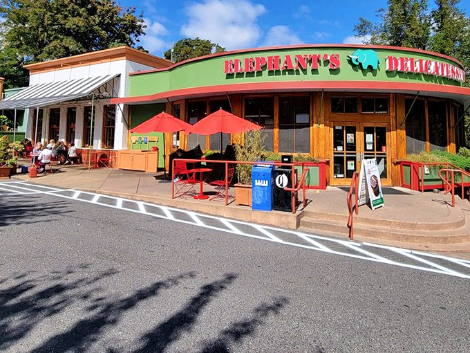 That circular entrance beckons like a portal to sandwich paradise. Resistance is futile. 