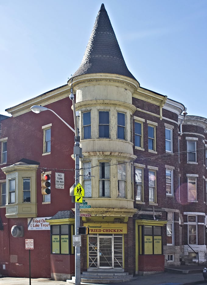 That distinctive turret crowns what locals know is chicken royalty. Greenmount's architectural character is matched only by its culinary reputation.