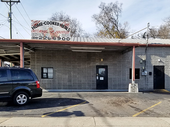 This humble spot looks like it was built by people who had better things to do&mdash;like perfect their fried chicken recipe!