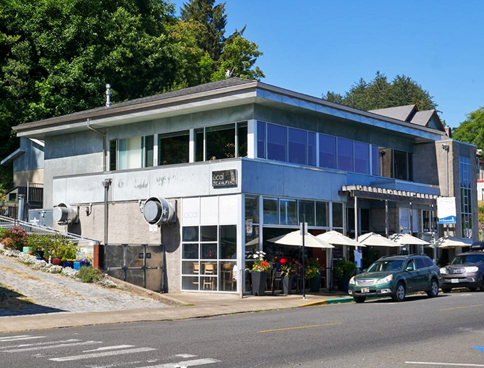 When contemporary design meets ocean-fresh ingredients, everyone wins at the dinner table.