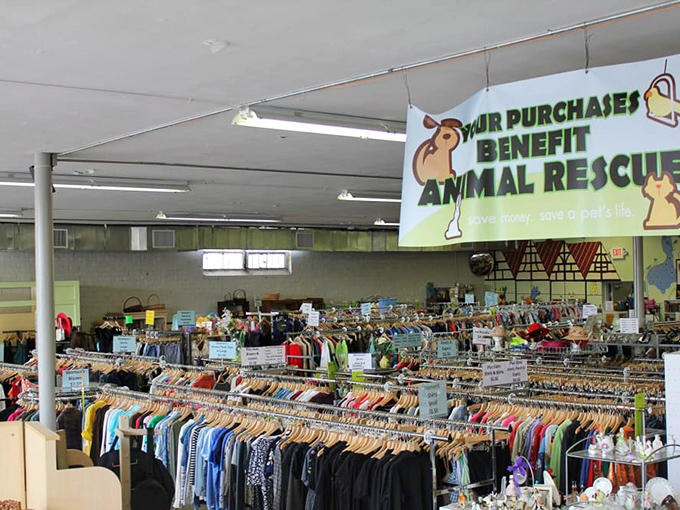 Who needs a warehouse when Second Life showcases treasures al fresco? Sunshine shopping at its finest!