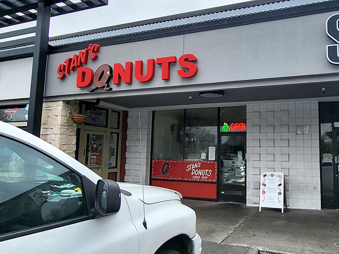 Classic American donut shop vibes radiate from every inch of this unpretentious neighborhood treasure chest.