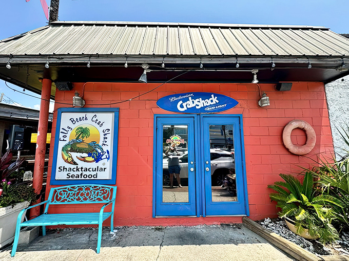 When a restaurant looks this cheerful from the outside, you know good times await.