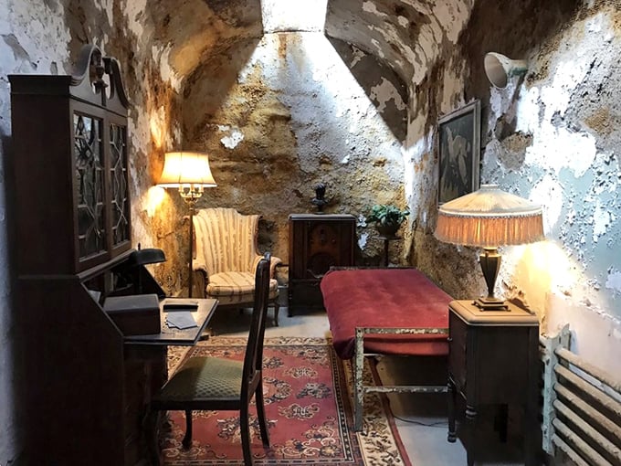Capone's cell: proof that even in prison, the 1% lived differently. His furnished accommodations included amenities other inmates could only dream about.