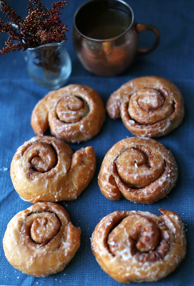 These cinnamon rolls aren't just breakfast—they're edible therapy arranged in perfect formation, awaiting their moment of glory.