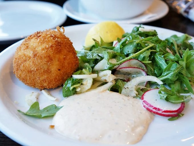 A golden-crusted crab cake that doesn't hide behind fillers. It's the seafood equivalent of "no filter needed."