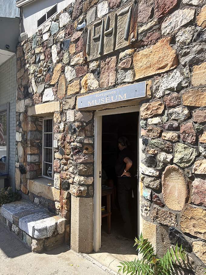 The Fort Jones Museum doesn't need flashy exhibits &ndash; its stone facade tells stories before you even step inside. History with character, not characters.