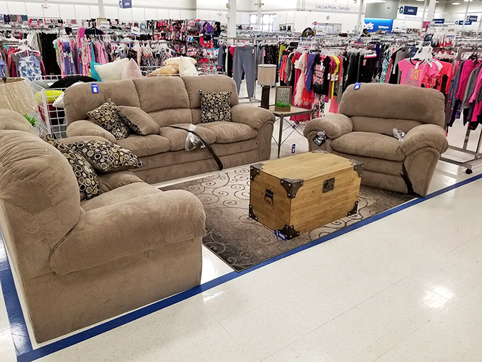 Living room goals on a lemonade stand budget! This cozy furniture setup proves you don't need to spend a fortune for comfort and style.
