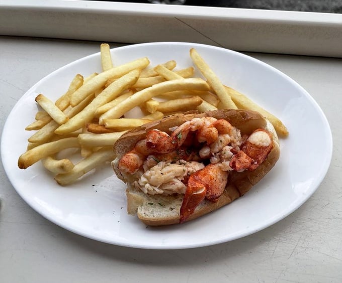 The lobster roll that makes Connecticut and Maine put aside their differences and applaud.