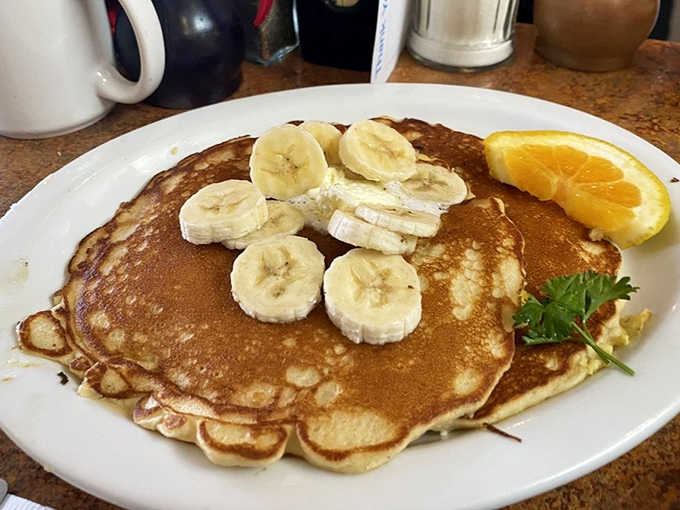 Pancakes with banana slices arranged like a flower, because even breakfast deserves a standing ovation.