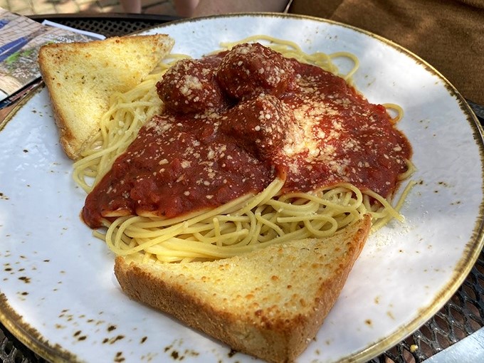 Spaghetti and meatballs with garlic toast – the kind of dish that makes you wonder why you ever bother with fancy food when this exists.