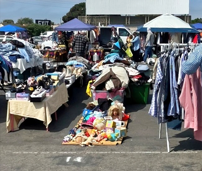 Childhood memories spread across blankets—these forgotten toys and dolls waiting patiently for their next adventure with new owners.