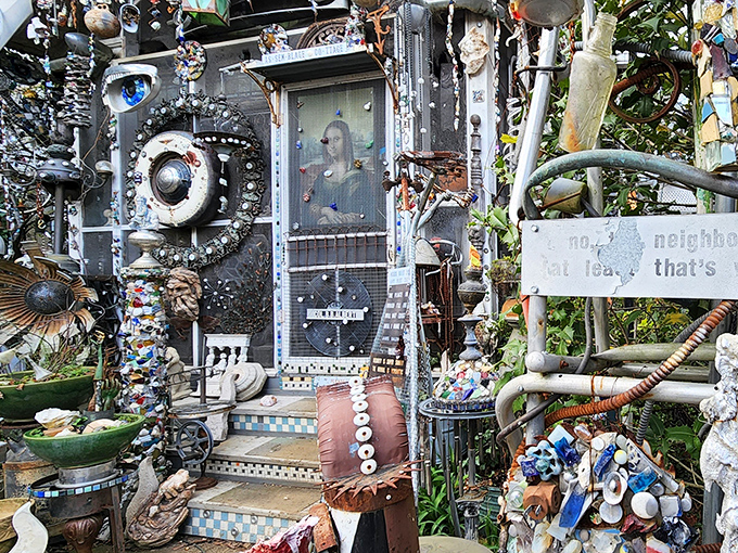 The Mona Lisa gets the Vanadu treatment behind this portal to wonderland. Even Leonardo might appreciate this unconventional framing.