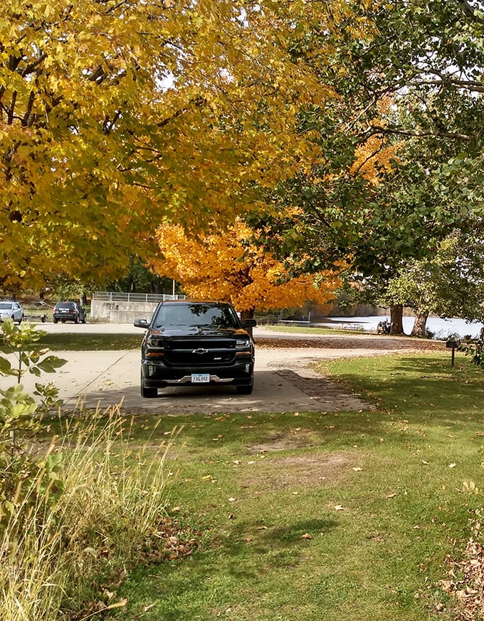 Even the parking area gets dressed up in autumn's finest colors &ndash; talk about curb appeal. 