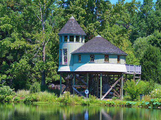Whoever designed this whimsical treehouse clearly never outgrew their childhood dreams. Part Swiss Family Robinson, part Southern charm.