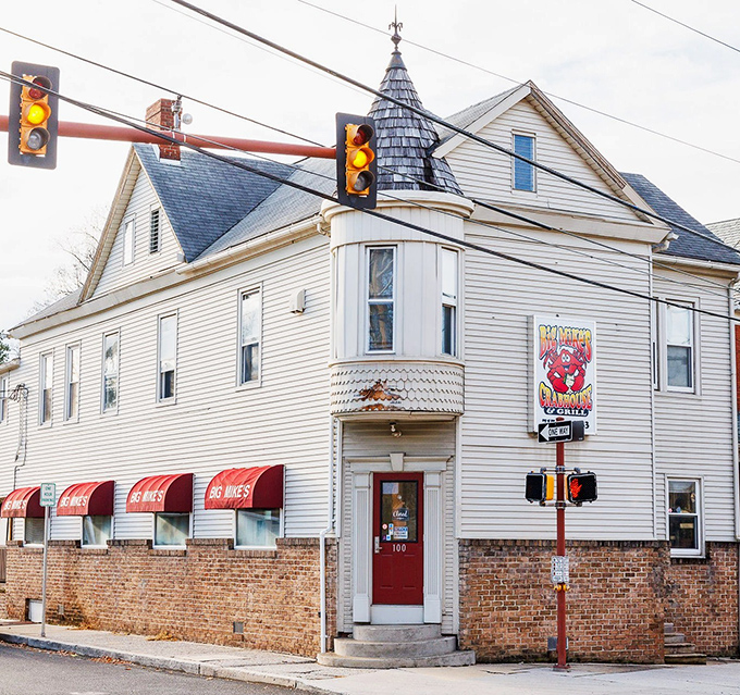 Historic downtown charm meets crabhouse casual &ndash; where High Street gets deliciously messy and wonderful.