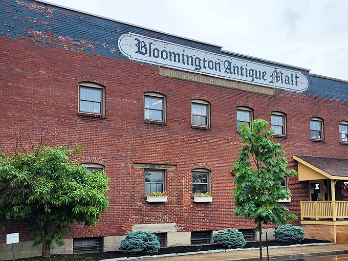 This red brick charmer has weathered more seasons than your favorite cast iron skillet.