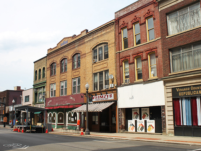 Oil boom architecture now houses budget-friendly businesses in this riverside retirement haven.
