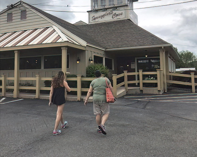Ahoy there, landlubbers! This ship-shaped restaurant sailed straight from your childhood pirate dreams into Pocono reality.