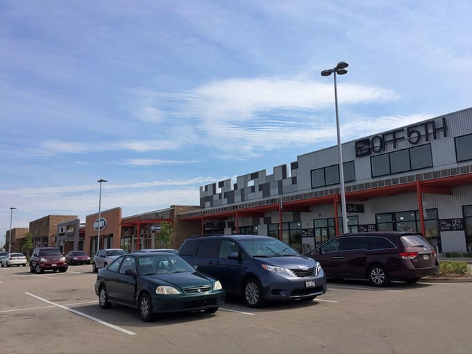 Contemporary design meets timeless shopping satisfaction in this upscale outlet collection that delivers consistently.